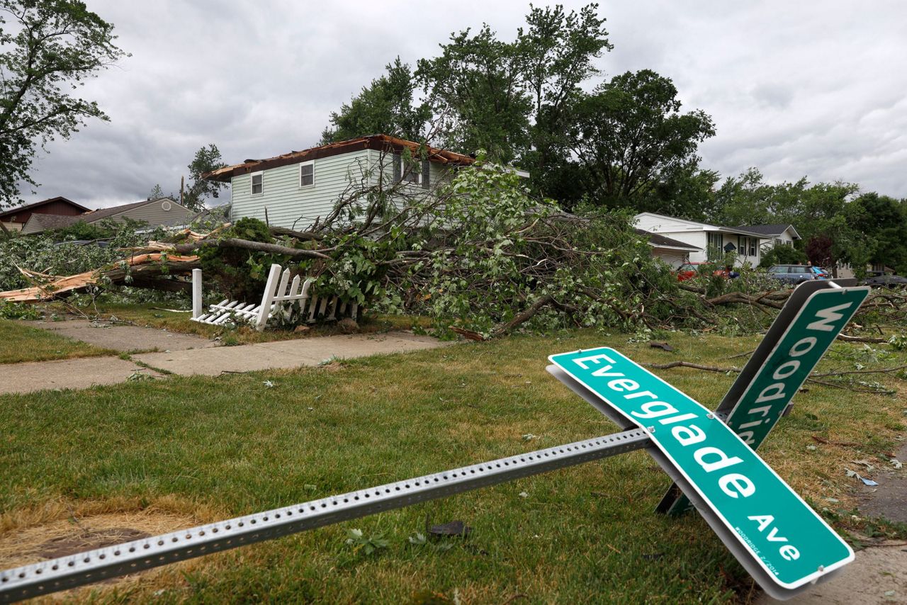 Tornado sweeps through suburban Chicago, causing damage