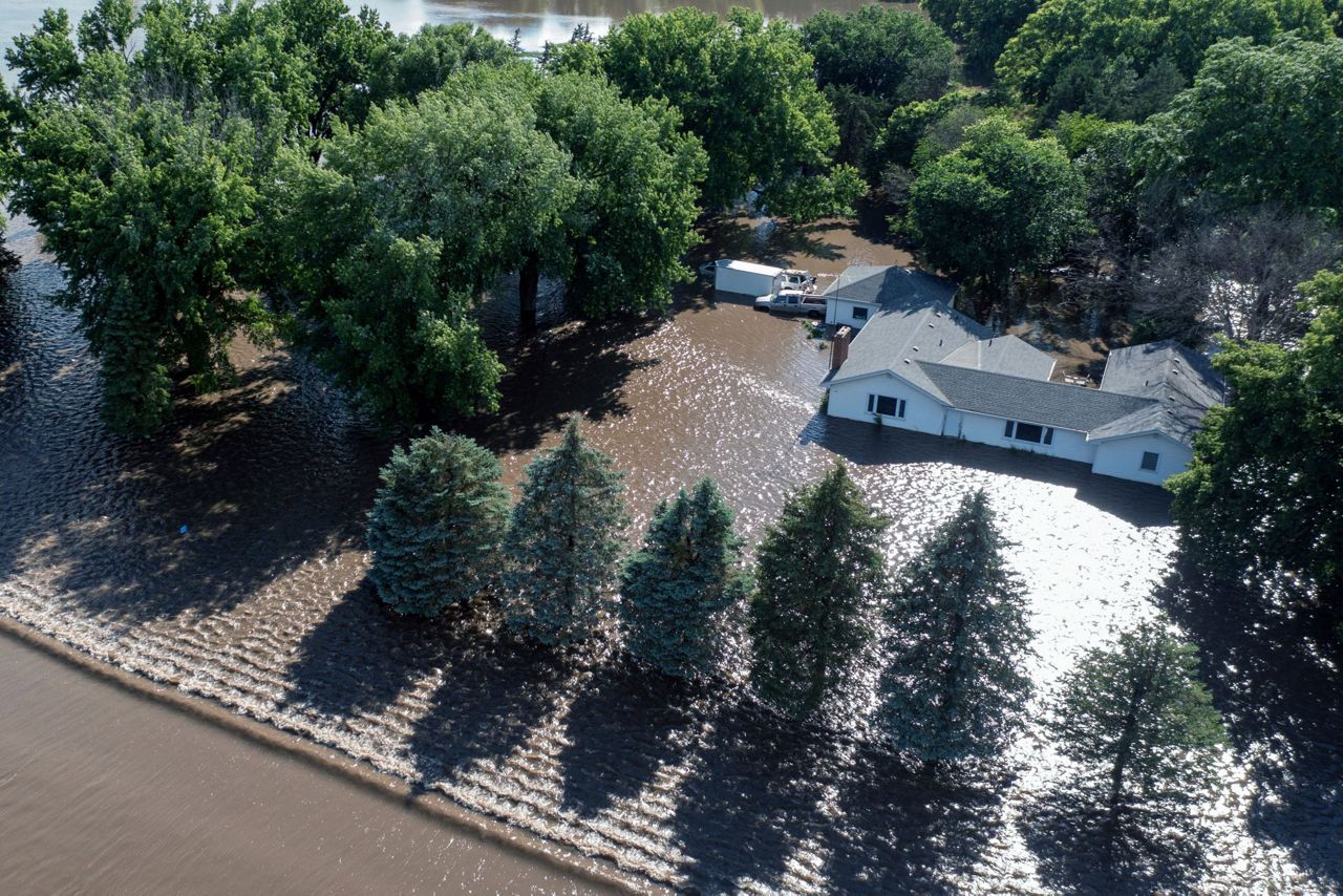 Sweltering temperatures persist across the US, while floodwaters ...