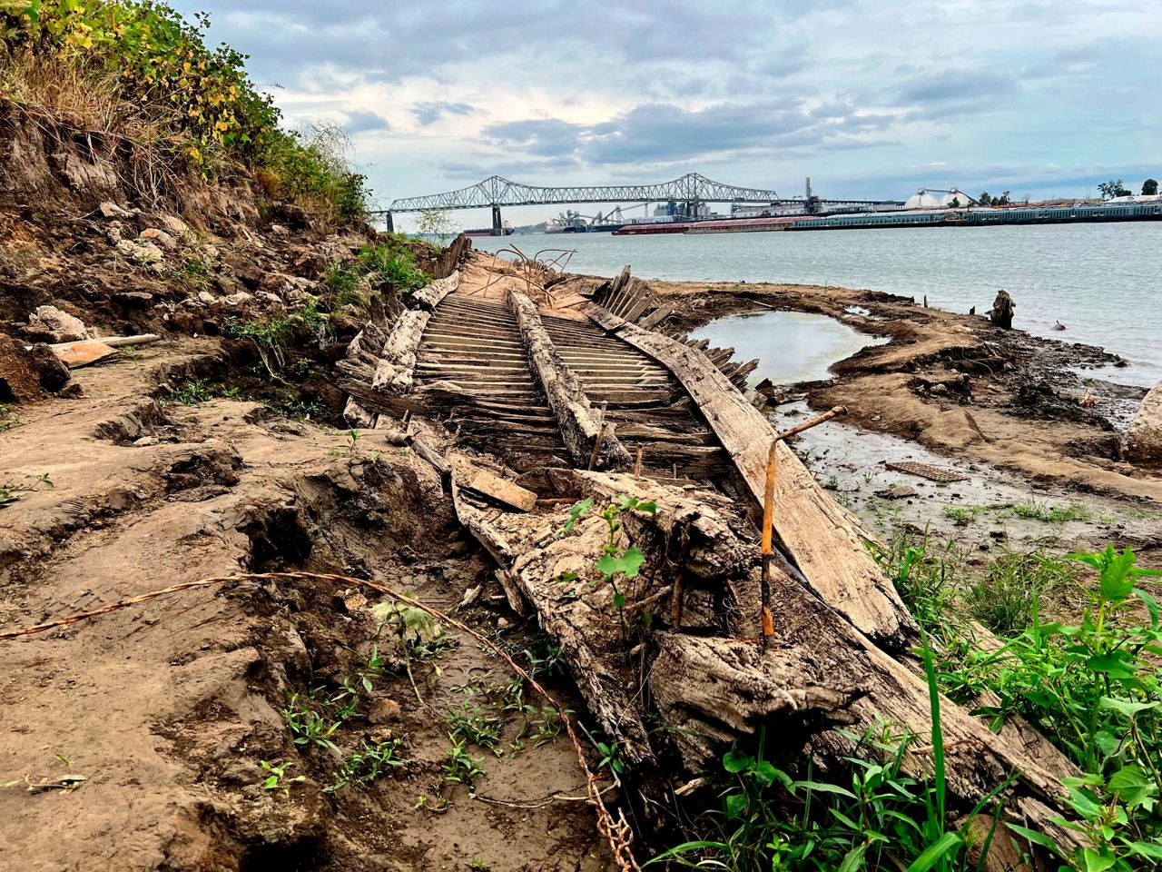 Mississippi River's low water level reveals shipwreck