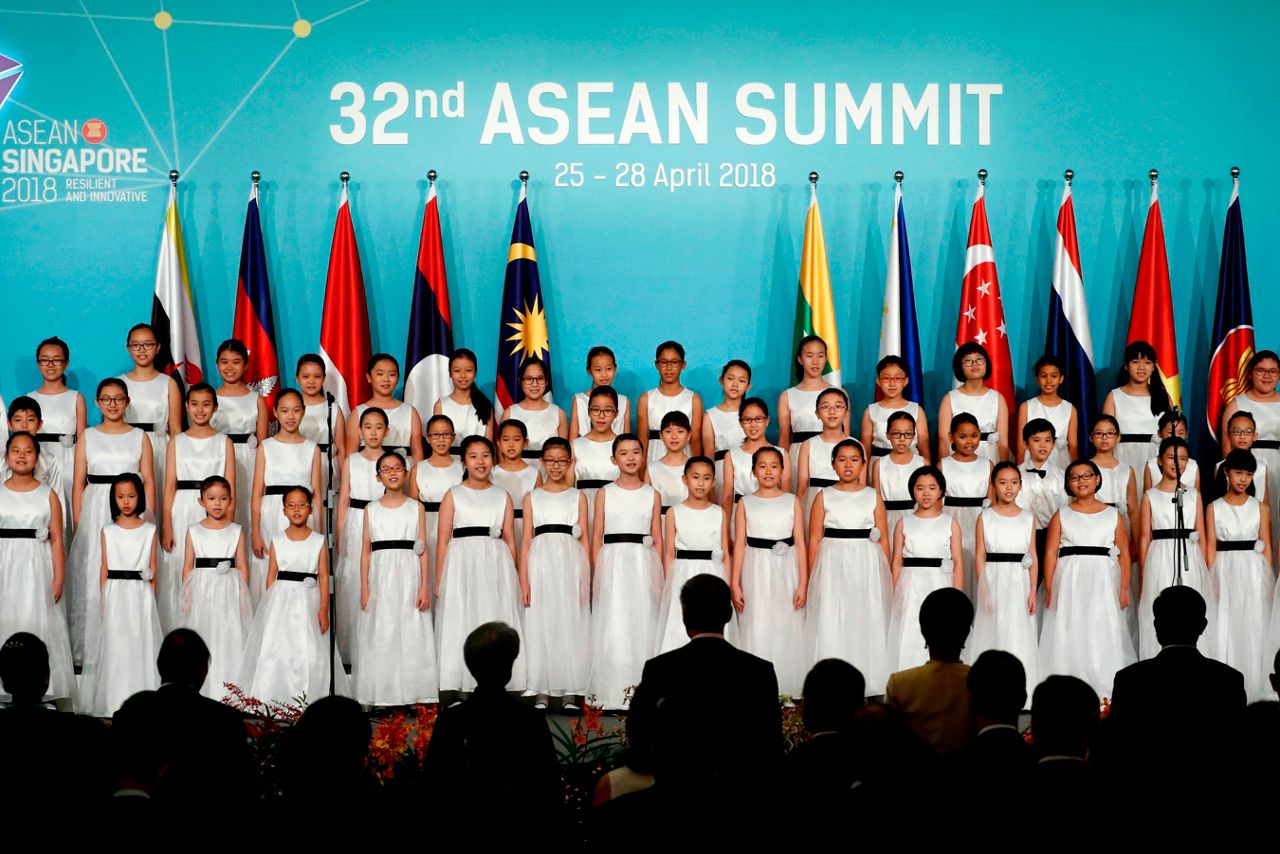 Singapore PM: ASEAN growing closer to China and India