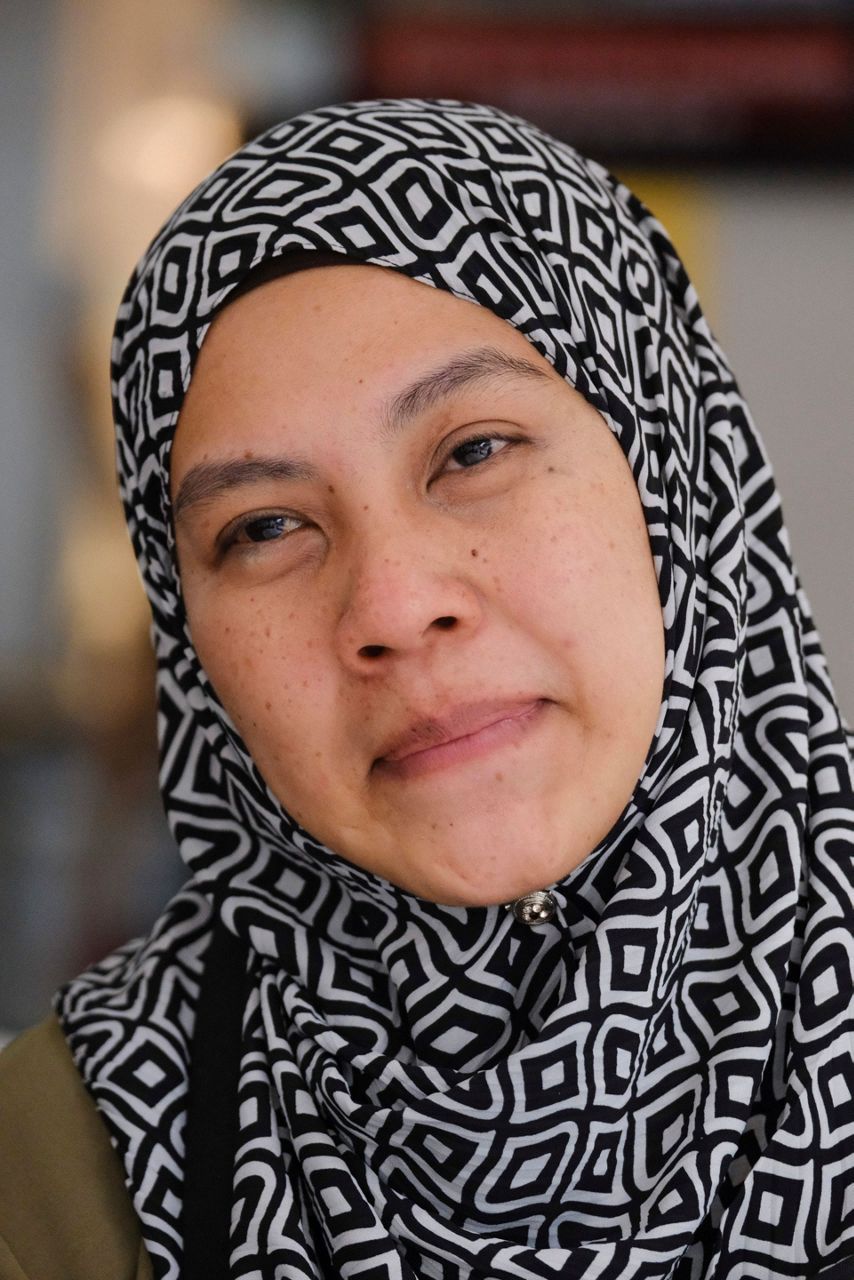 Chinese soccer fans are pouring money into a food stall run by Singapore's goalkeeper. Here's why