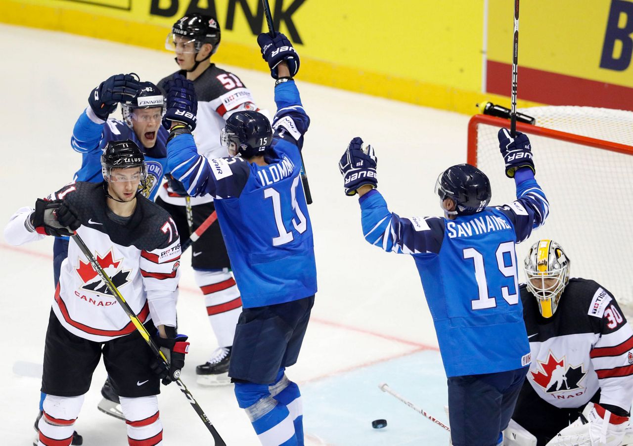 Slovakia stuns US 4-1 in world hockey championship opener