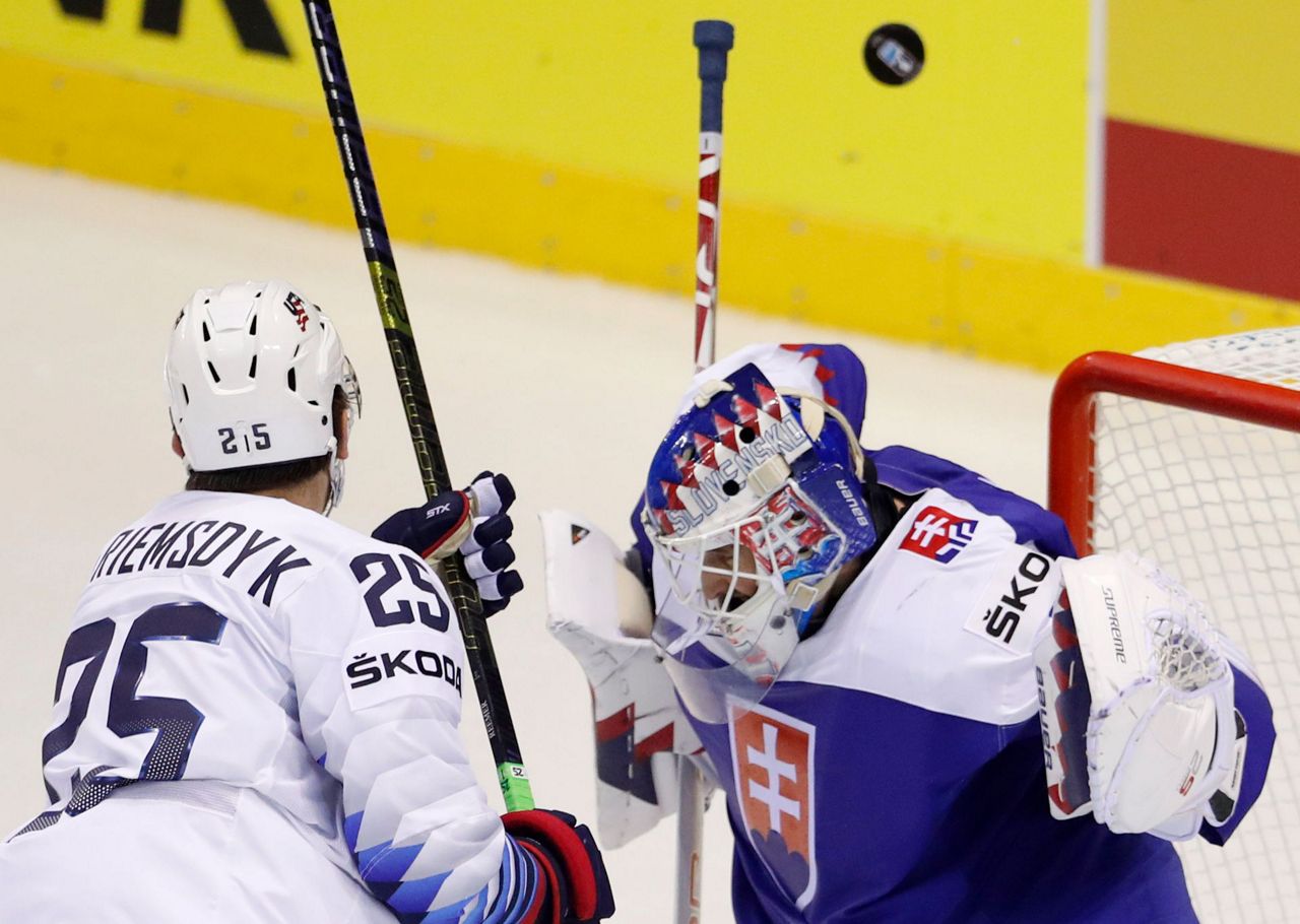 Slovakia stuns US 4-1 in world hockey championship opener