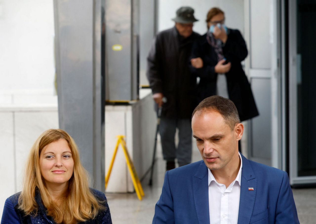 Slovenians choose president with no clear winner in sight
