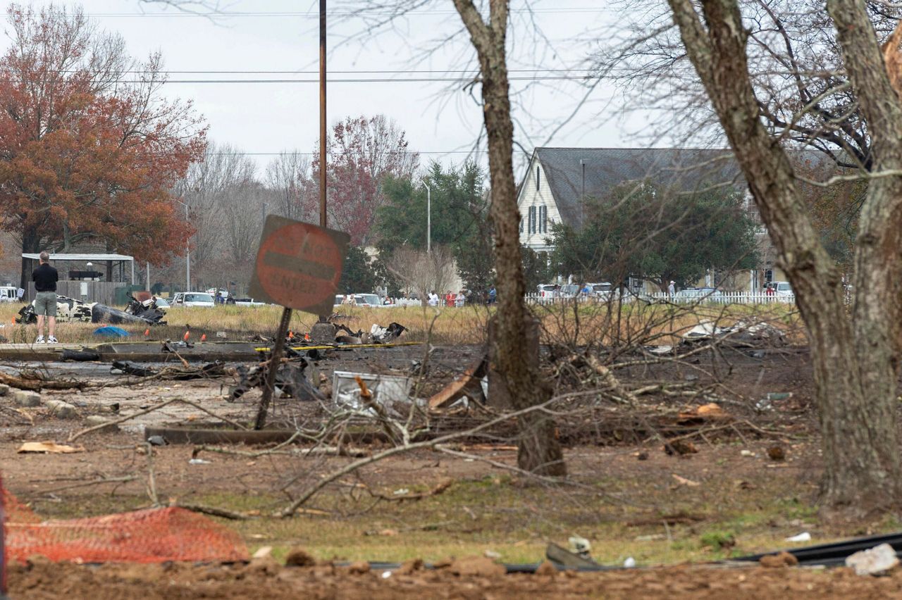 Friends, family grieve 5 killed in Louisiana plane crash
