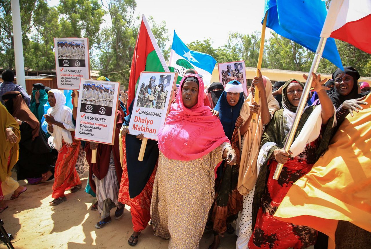 Somali mourners march against extremist blast that killed 79