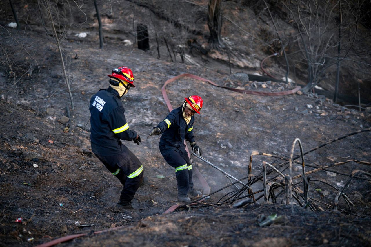 Residents evacuated as mountain fire spreads in Cape Town