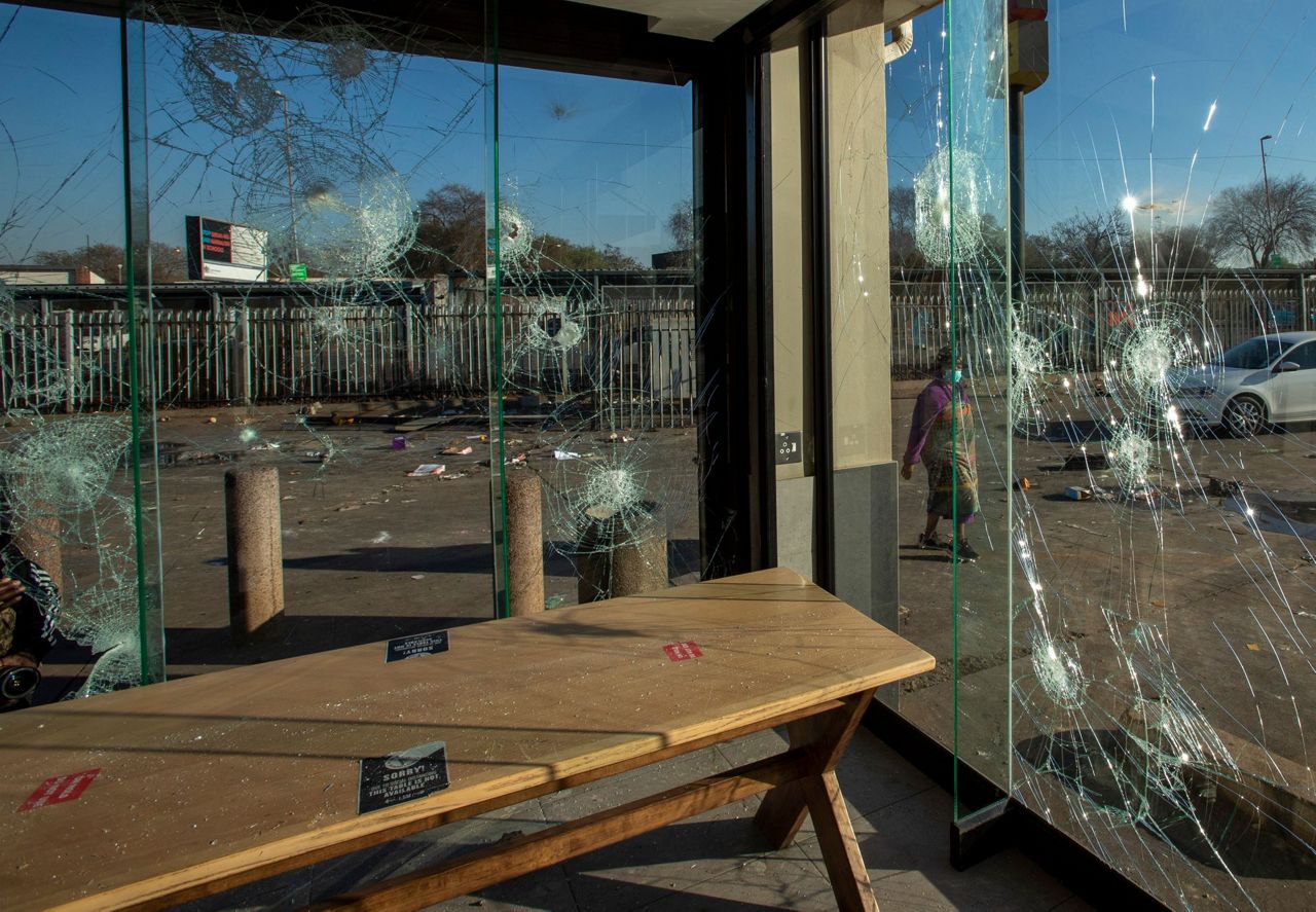 6 dead in South Africa riots over jailing of ex-leader Zuma