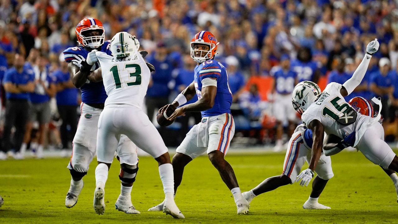 USF botches late FG, No. 18 Florida gets 31-28 win in Swamp