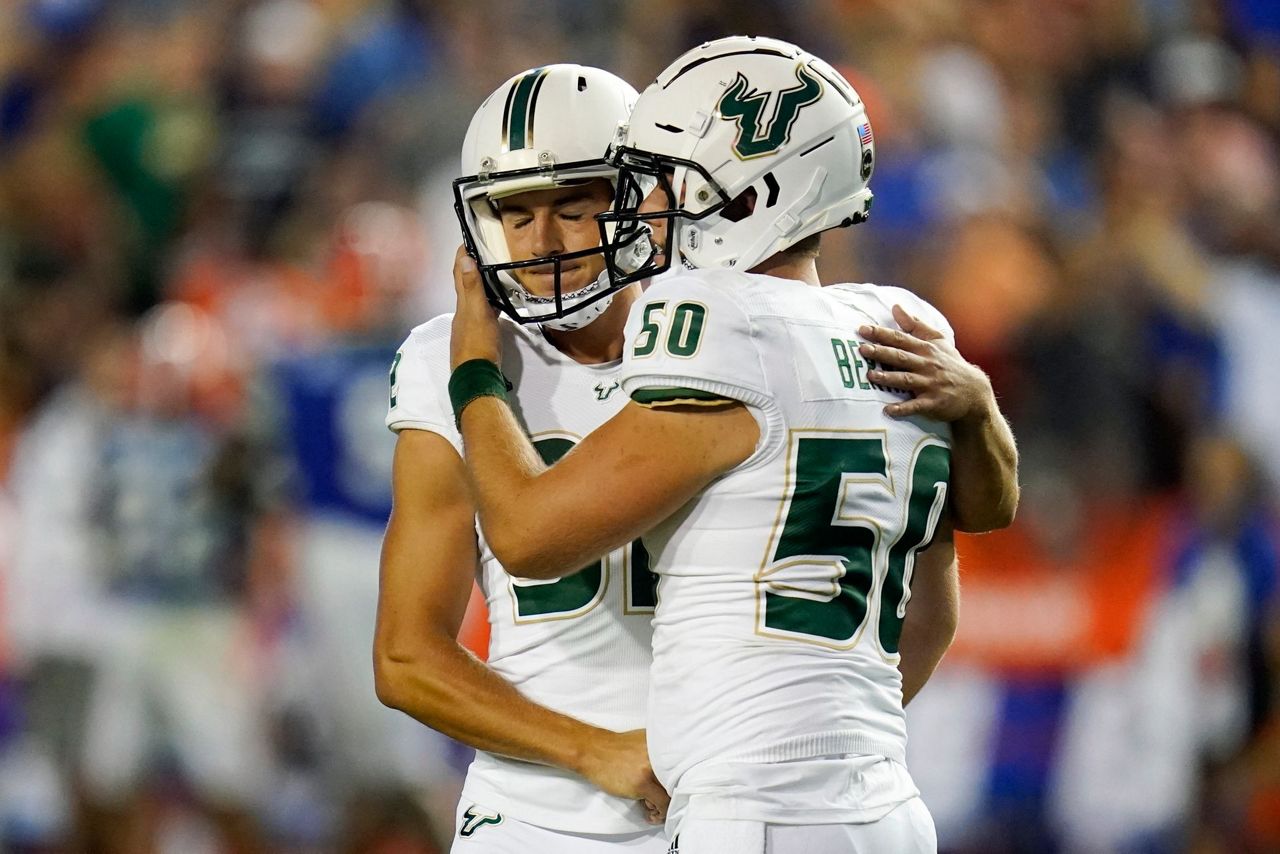 USF botches late FG, No. 18 Florida gets 31-28 win in Swamp