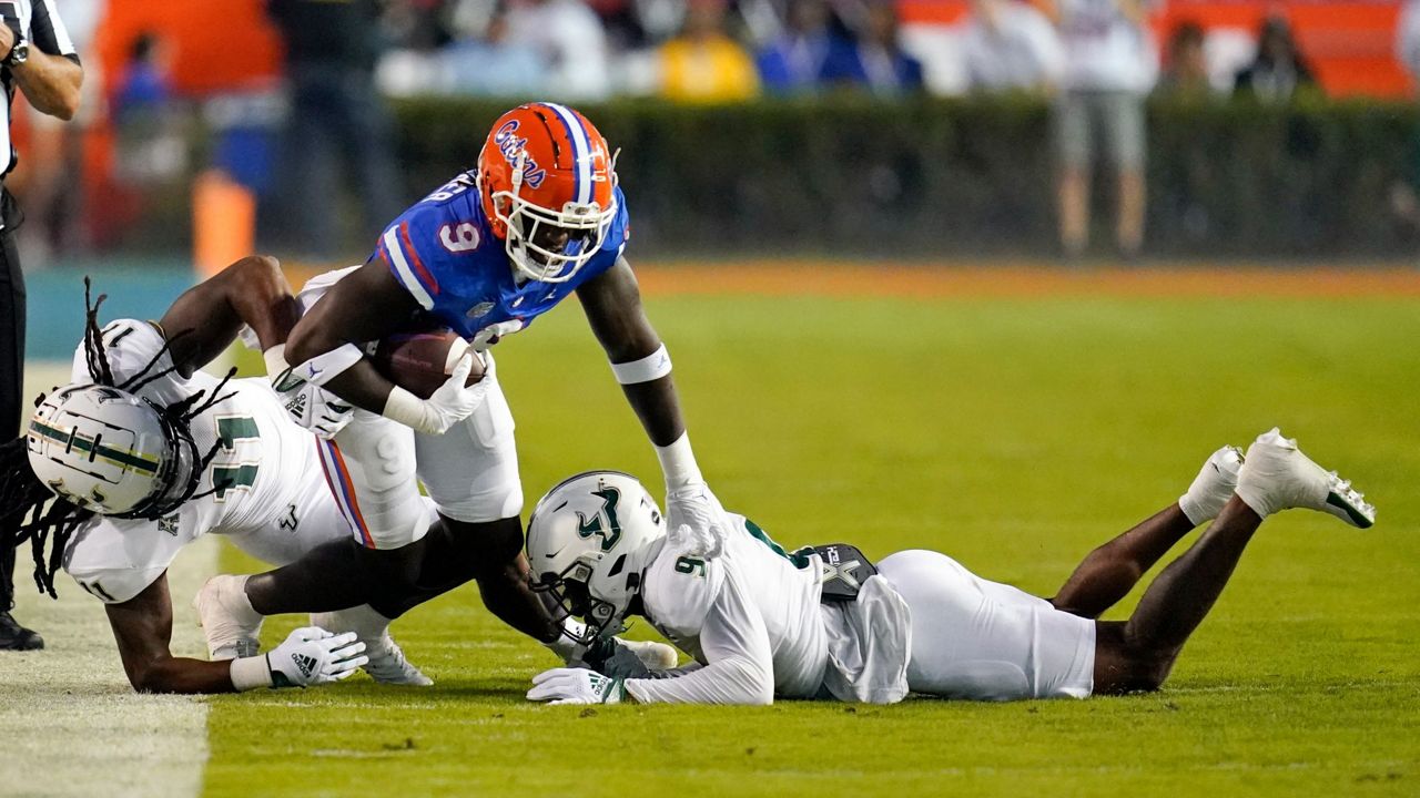 USF botches late FG, No. 18 Florida gets 31-28 win in Swamp