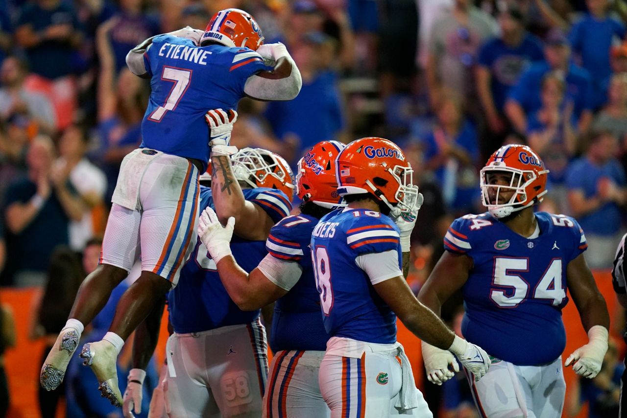 USF botches late FG, No. 18 Florida gets 31-28 win in Swamp