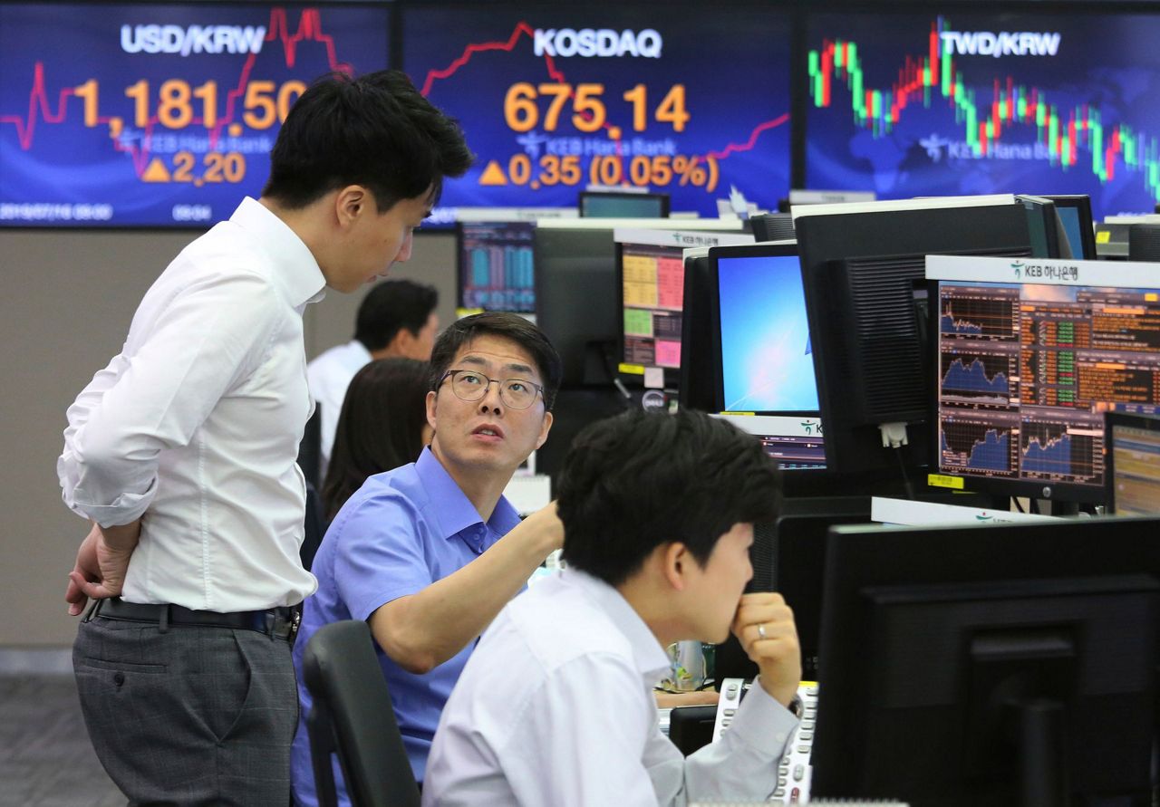 Asian shares mixed in lackluster trading, Nikkei falls 0.6%
