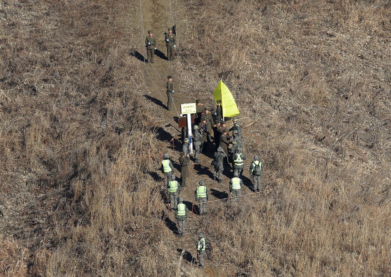Korean border troops check removal of each other's posts