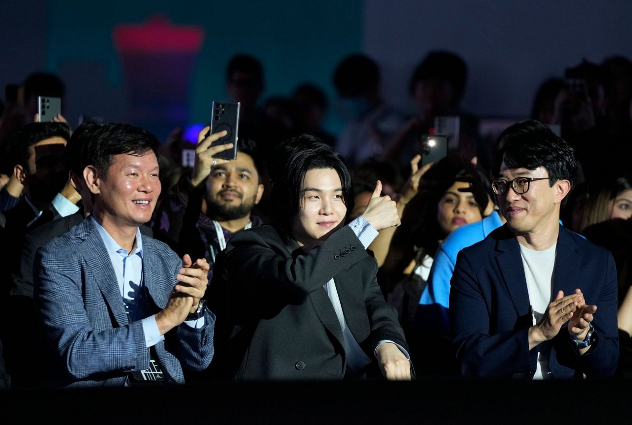 Samsung unveils foldable smartphones in a bet on bending device screens