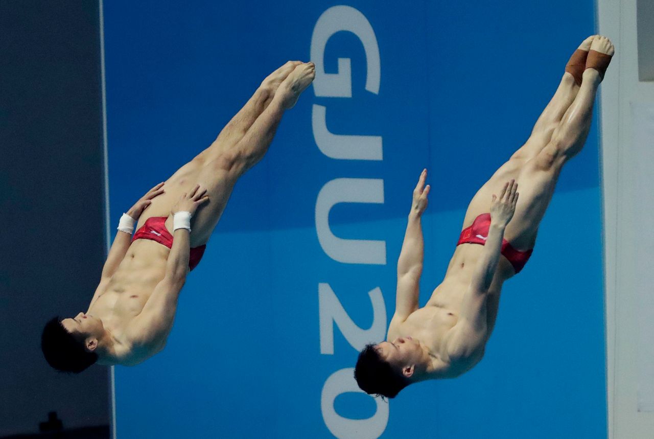 China wins first 3 diving golds at worlds; Bacon gets silver