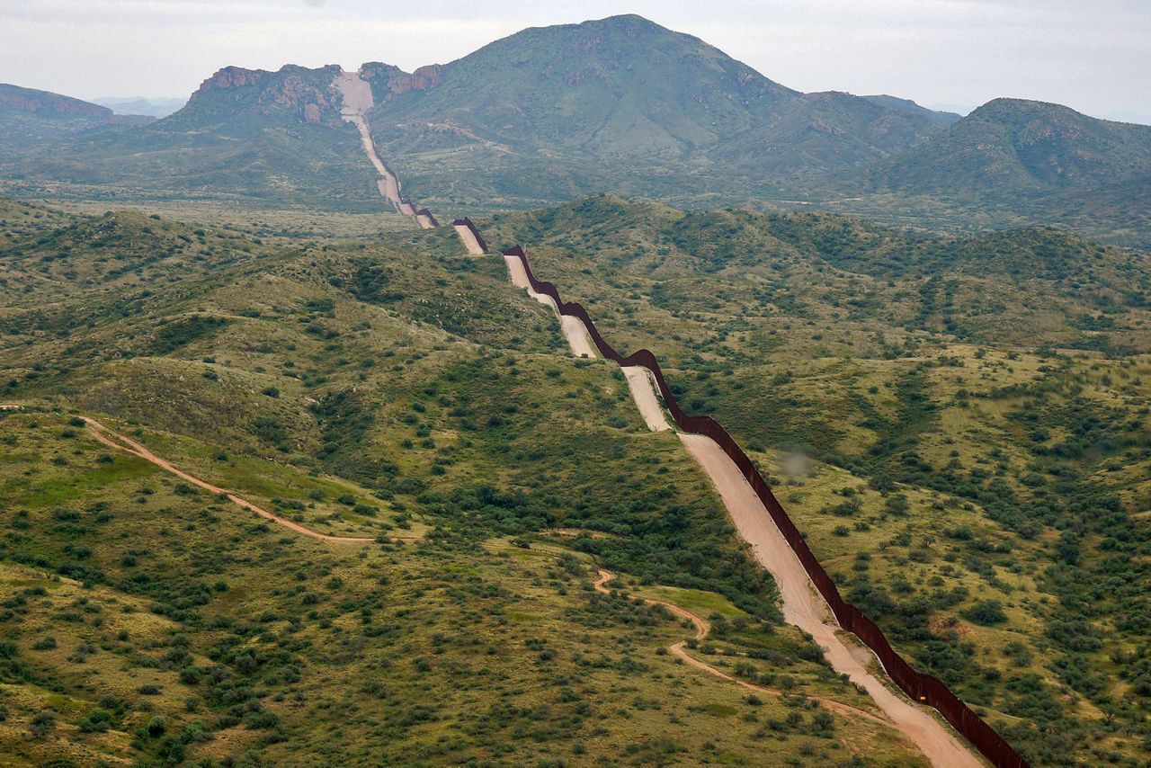 Scorching heat in the US Southwest kills three migrants in the desert ...