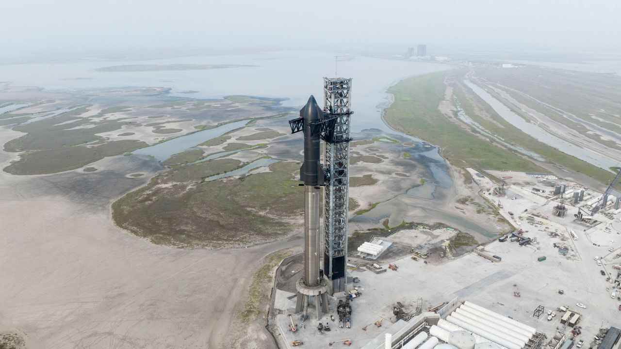 SpaceX takes second shot at launching biggest rocket