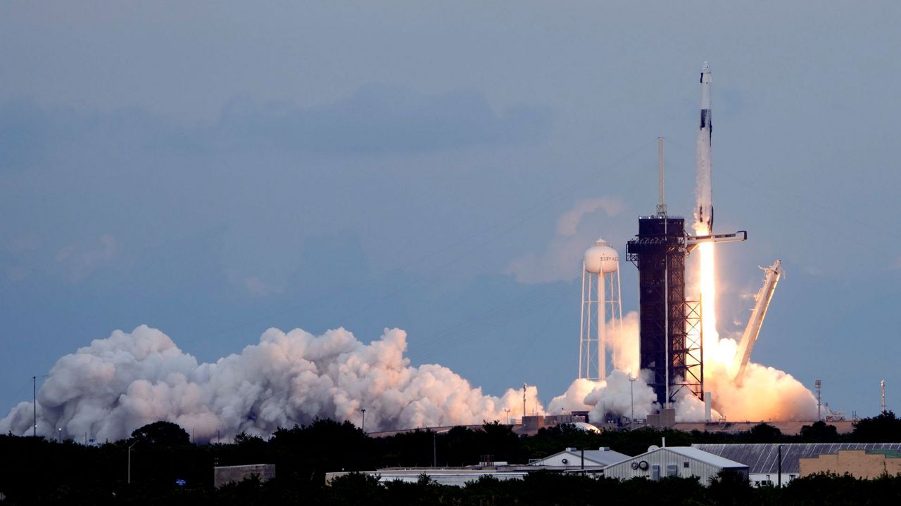 Saudi astronauts, including nation's 1st woman, catch private flight to ...