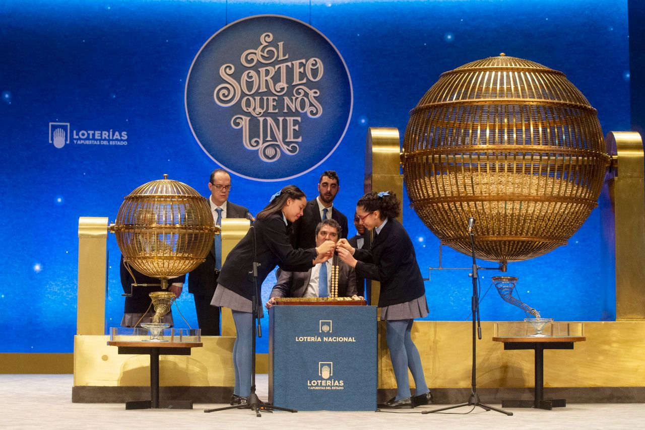 Spain dishes out $2.43 billion in bumper Christmas lottery