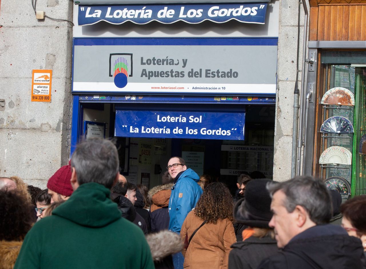 Spain dishes out $2.43 billion in bumper Christmas lottery