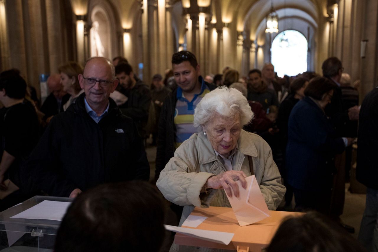 Deeply divided, Spaniards vote with eye on far-right's rise