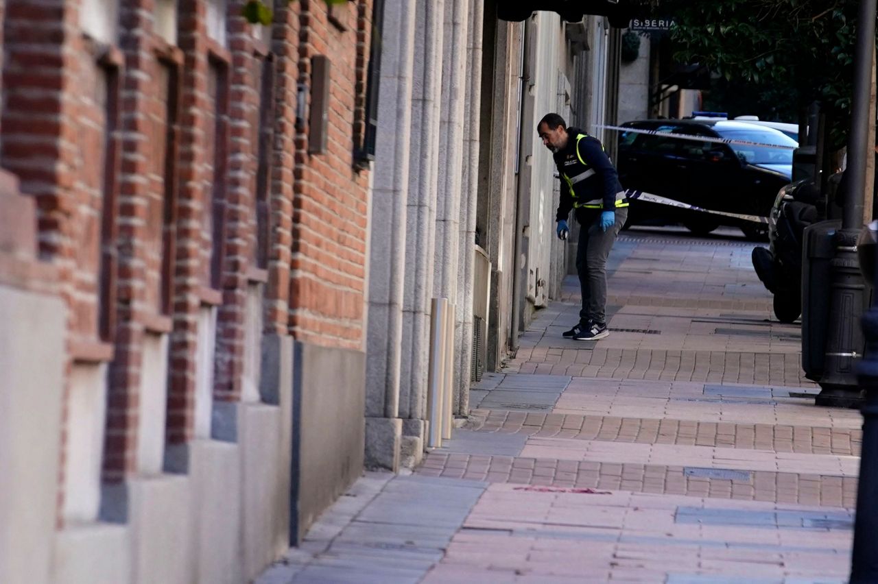 Veteran Spanish conservative politician shot in face in Madrid street
