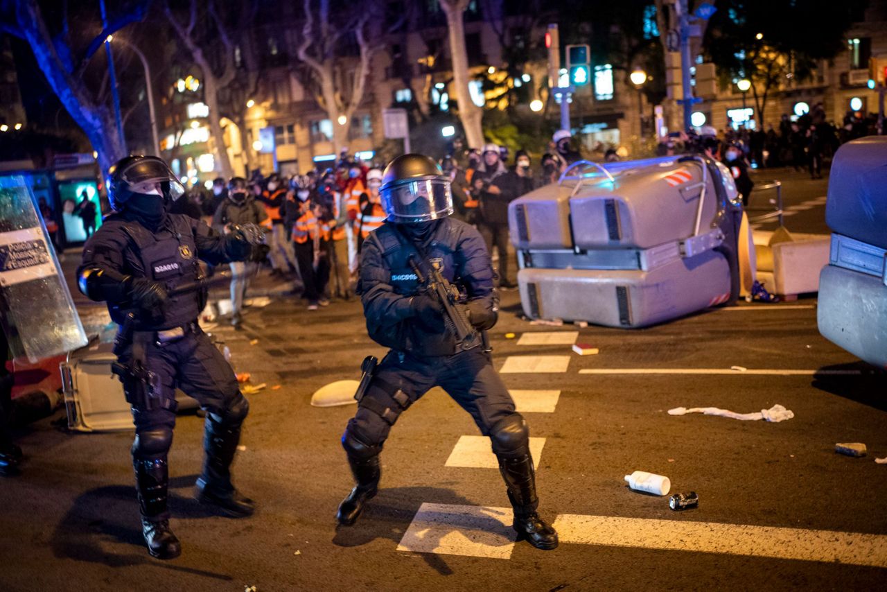 Spain: Dozens arrested in fresh riots over rapper's jailing