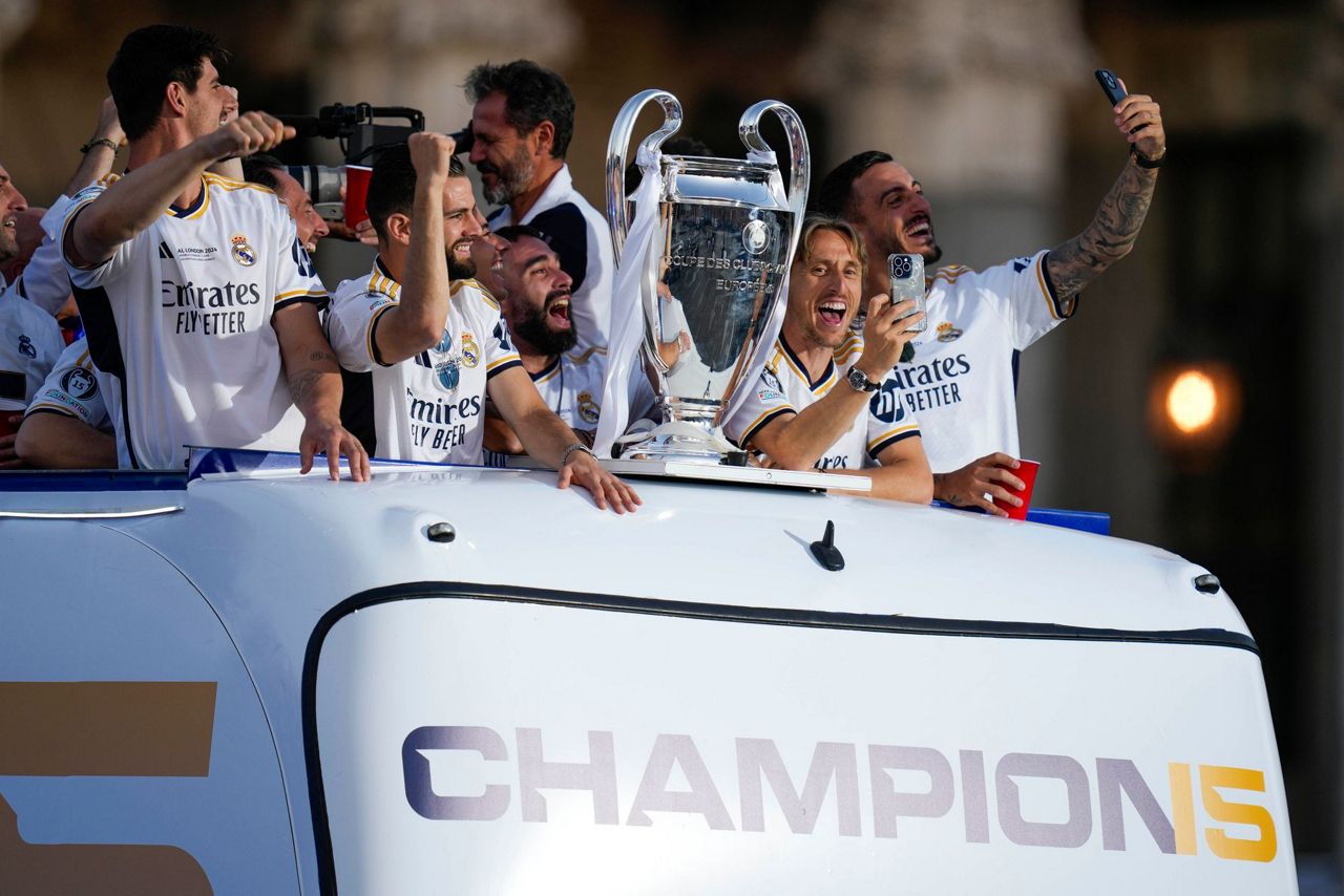 Real Madrid celebrates another Champions League title with its fans on ...