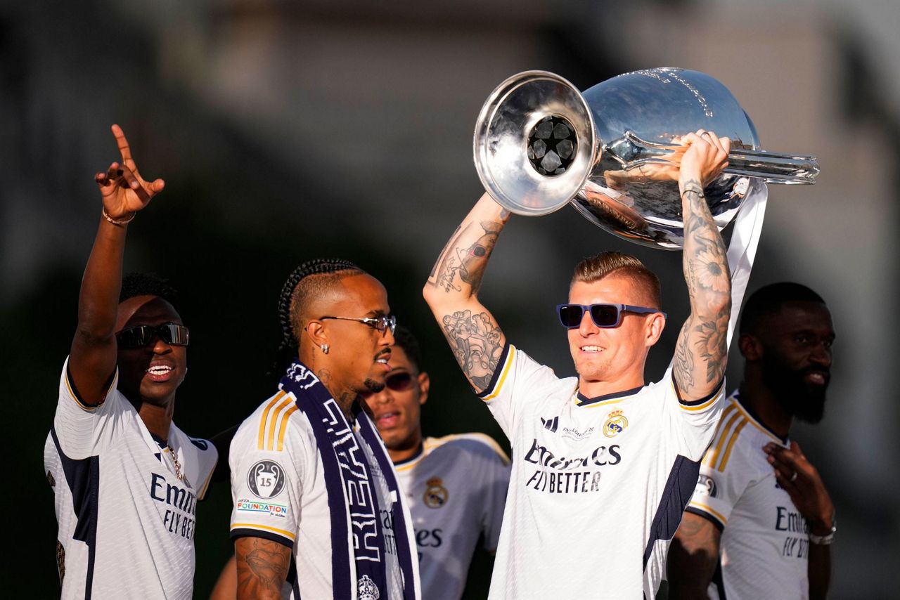 Real Madrid celebrates another Champions League title with its fans on ...