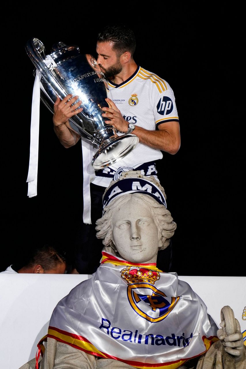 Real Madrid celebrates another Champions League title with its fans on ...