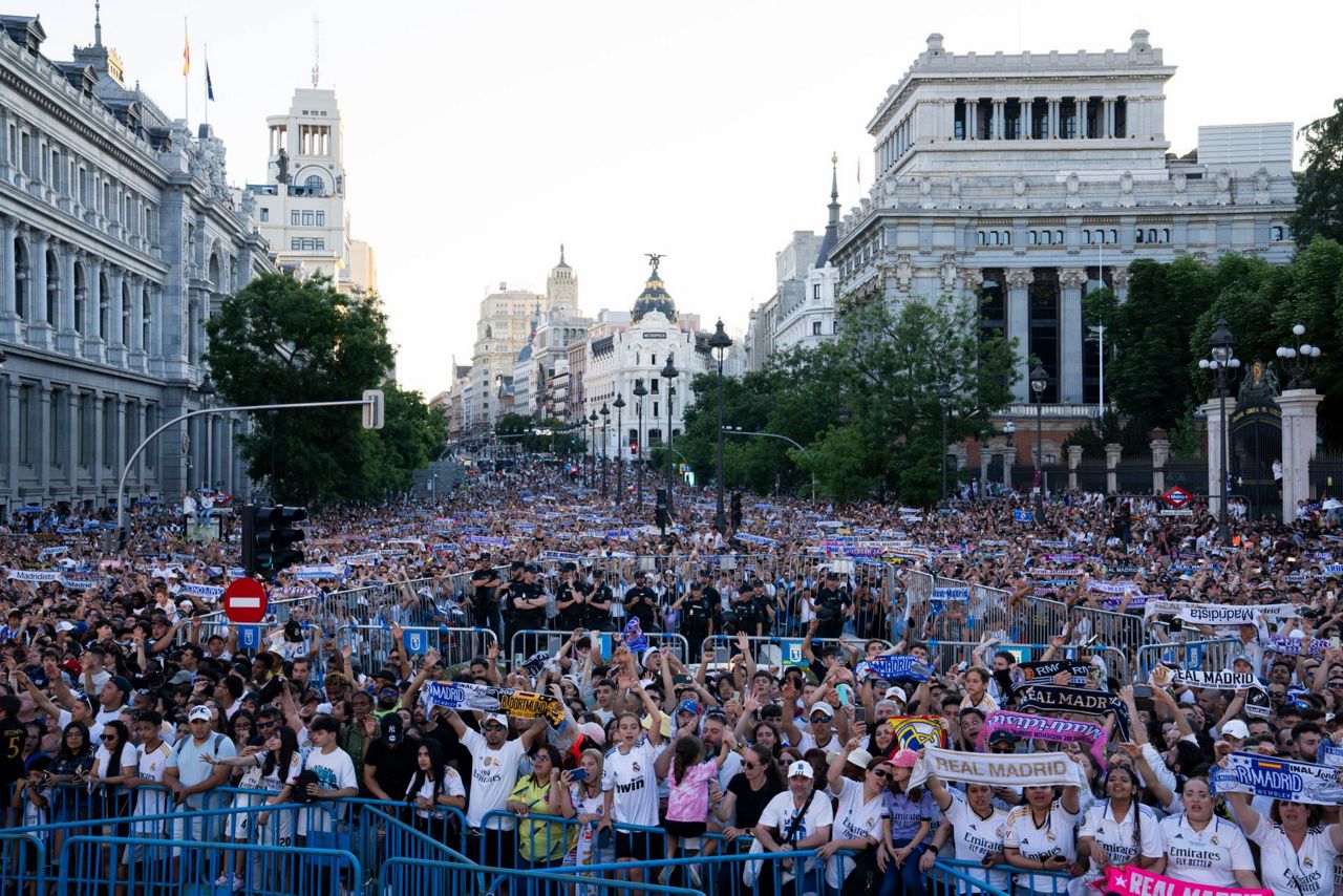Real Madrid celebrates another Champions League title with its fans on ...