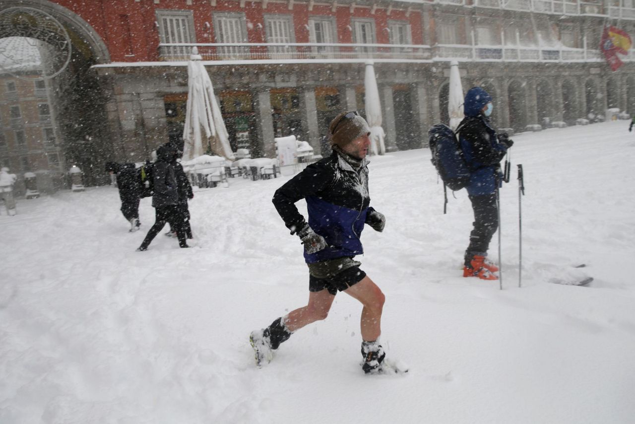 Blizzard covers Spain in white, brings Madrid to standstill