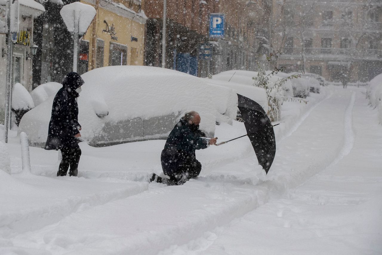 Blizzard covers Spain in white, brings Madrid to standstill