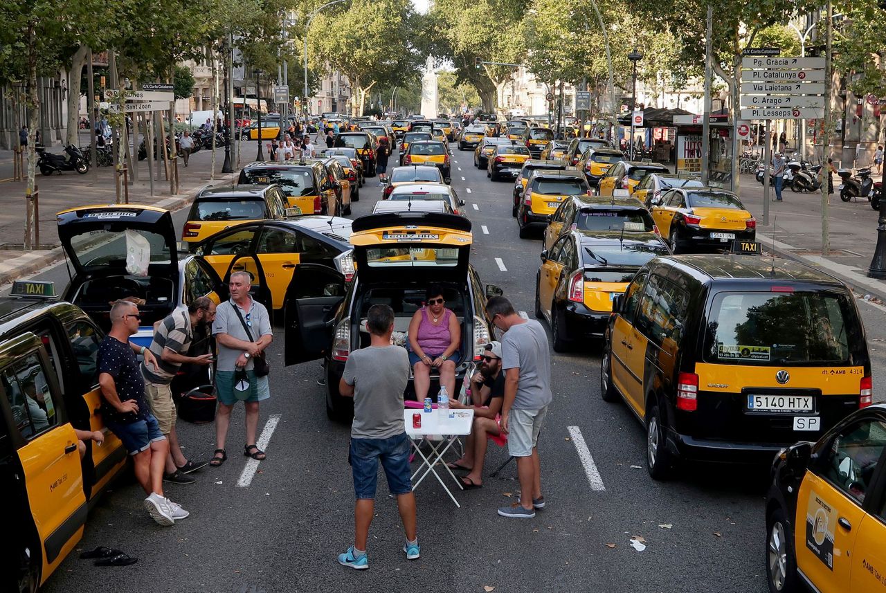 Spanish taxi driver protest retains momentum, snarls traffic