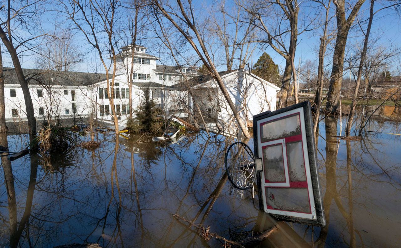 Experts warn Midwest flood risk may persist for months