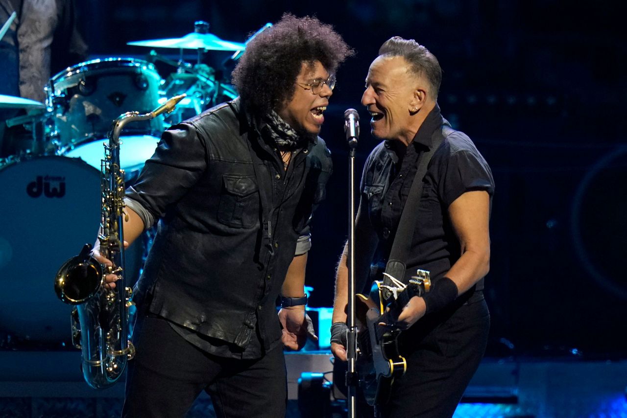 Exuberant Springsteen, E St. Band launch 1st tour in 6 years