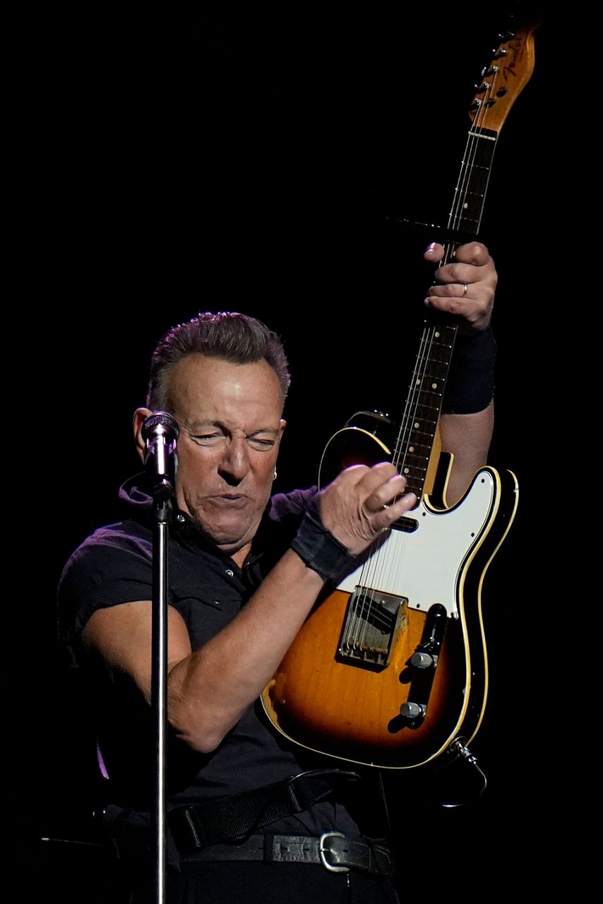 Exuberant Springsteen, E St. Band launch 1st tour in 6 years