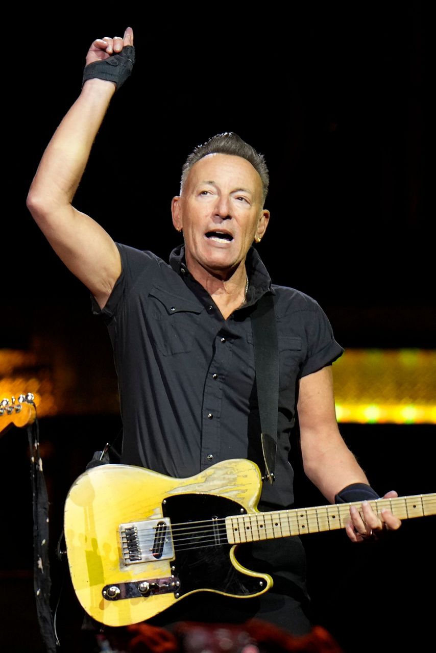 Exuberant Springsteen, E St. Band launch 1st tour in 6 years