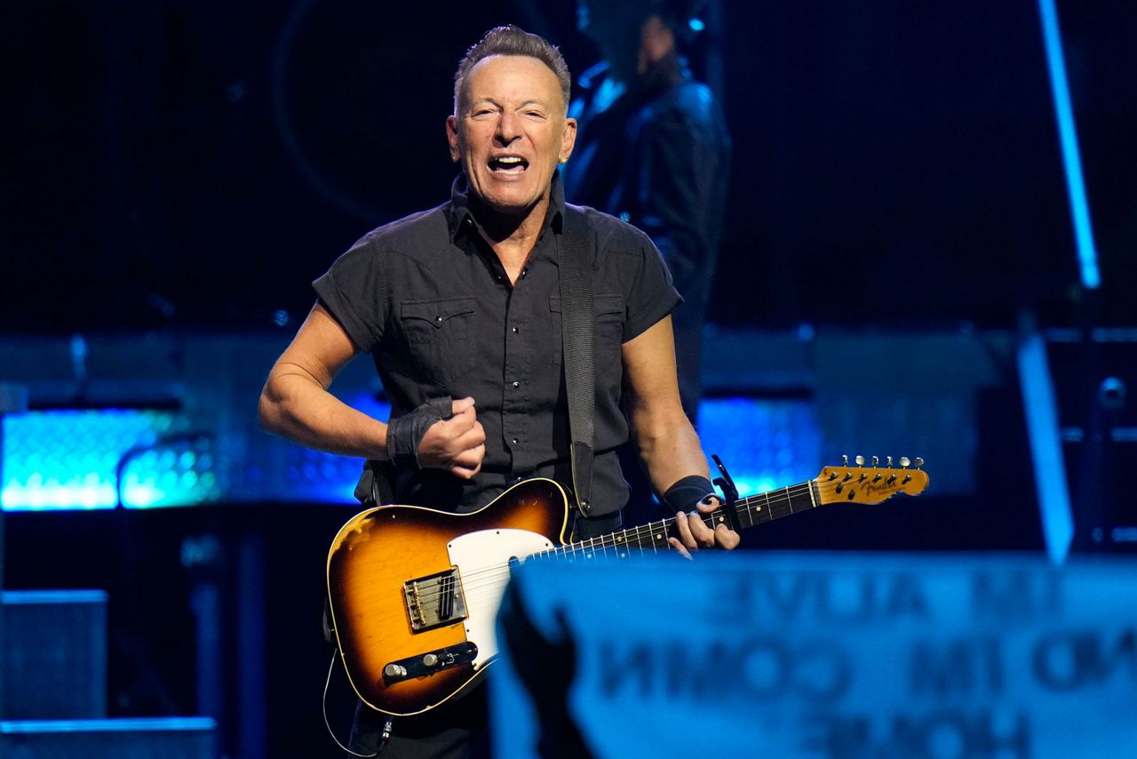 Exuberant Springsteen, E St. Band launch 1st tour in 6 years
