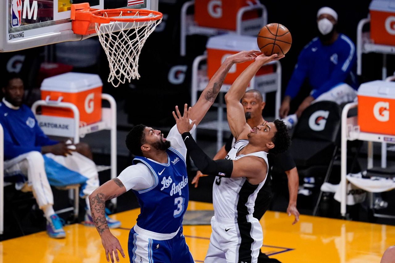 They love LA: Spurs snaps Lakers 4-game winning streak