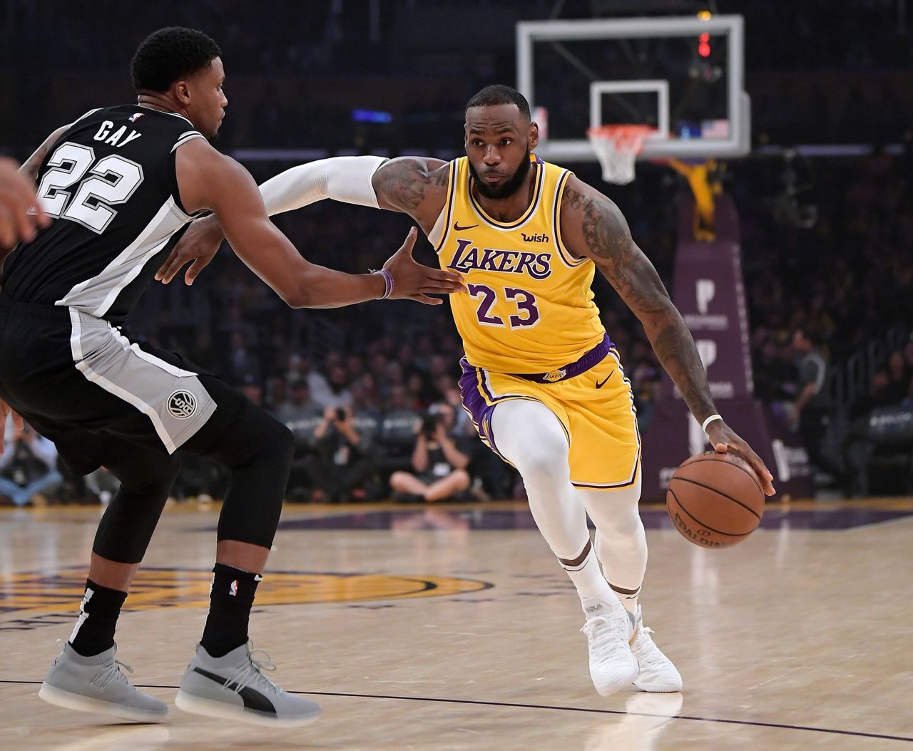 Spurs rally to keep Lakers winless with LeBron, 143-142