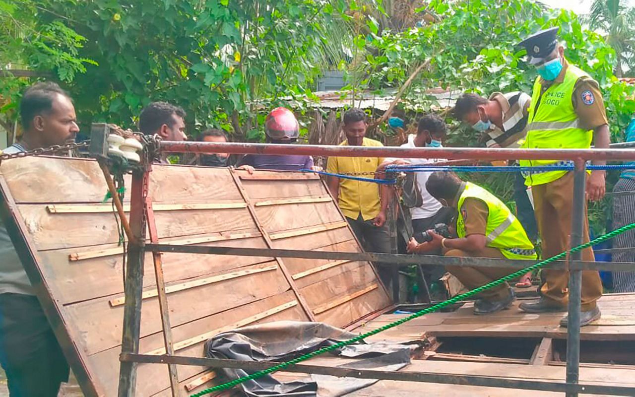 Ferry capsizes in Sri Lanka; at least 6 dead