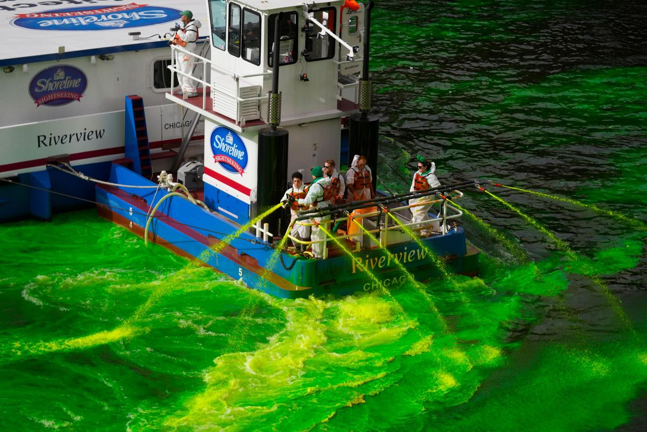 Chicago dyes its river bright green as it opens St. Patrick's Day ...