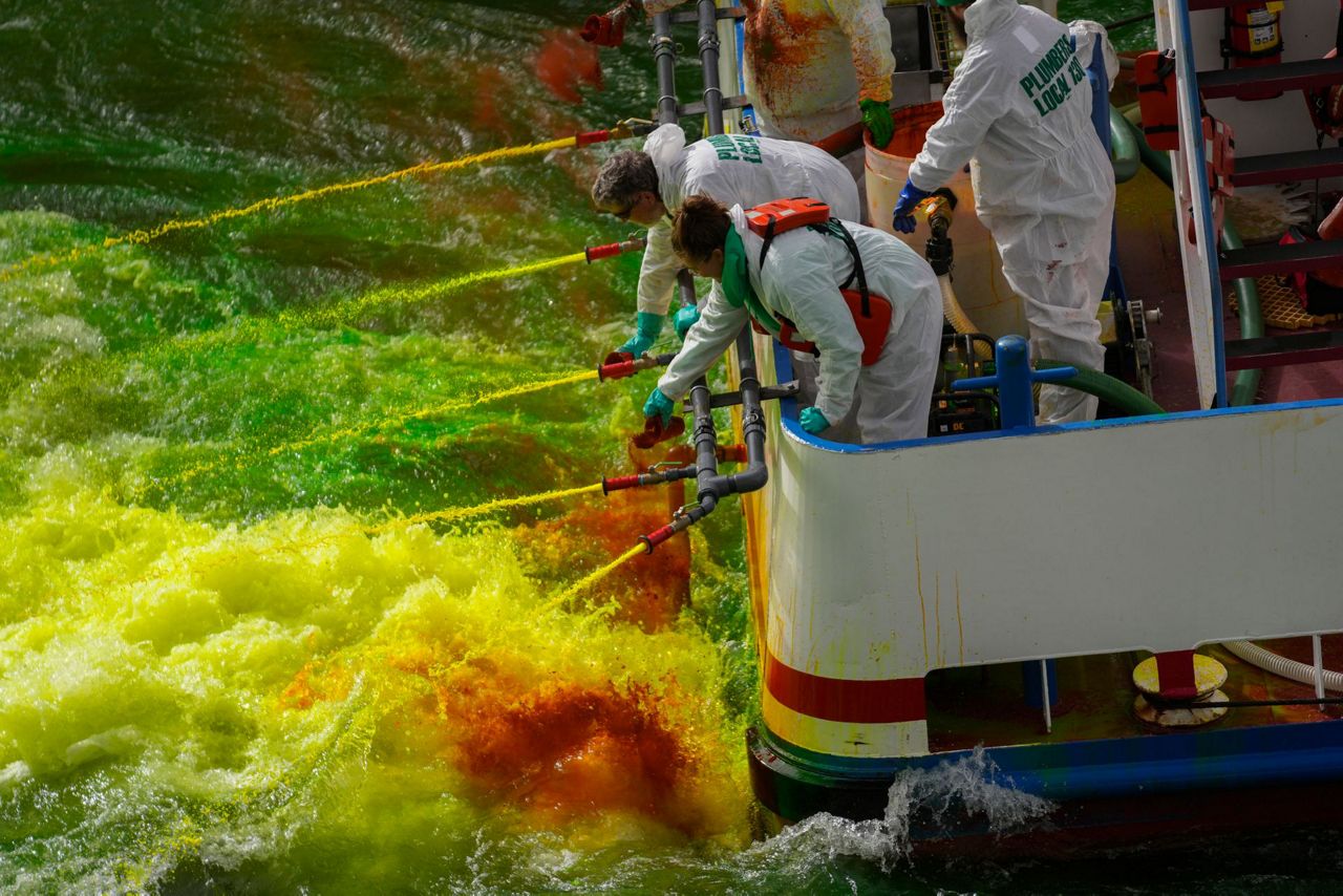 Chicago dyes its river bright green as it opens St. Patrick's Day ...