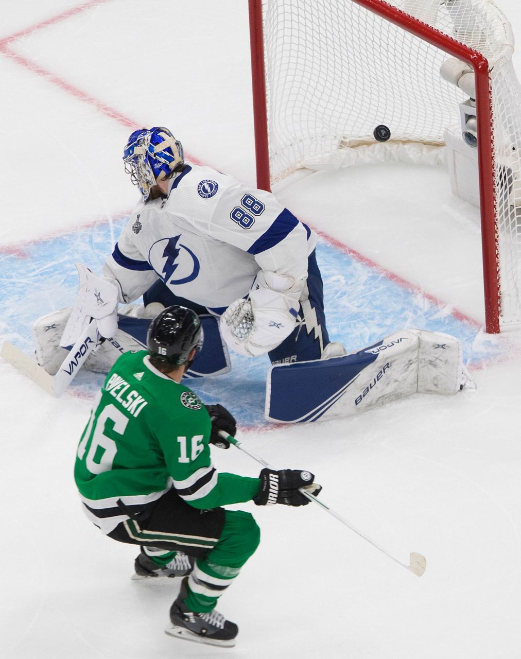 Stars lead Lightning 2-1 after one in Cup Final Game 4