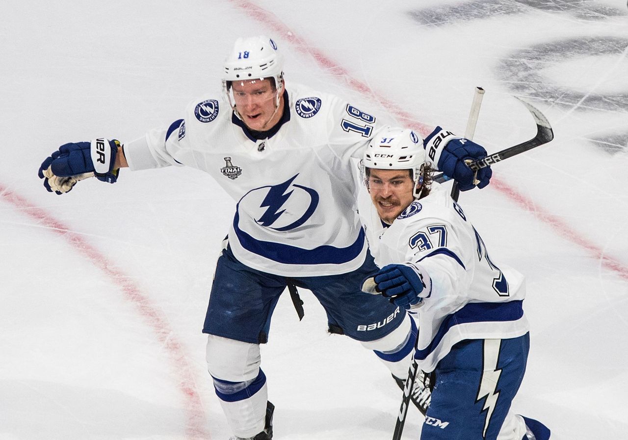 Stars lead Lightning 2-1 after one in Cup Final Game 4