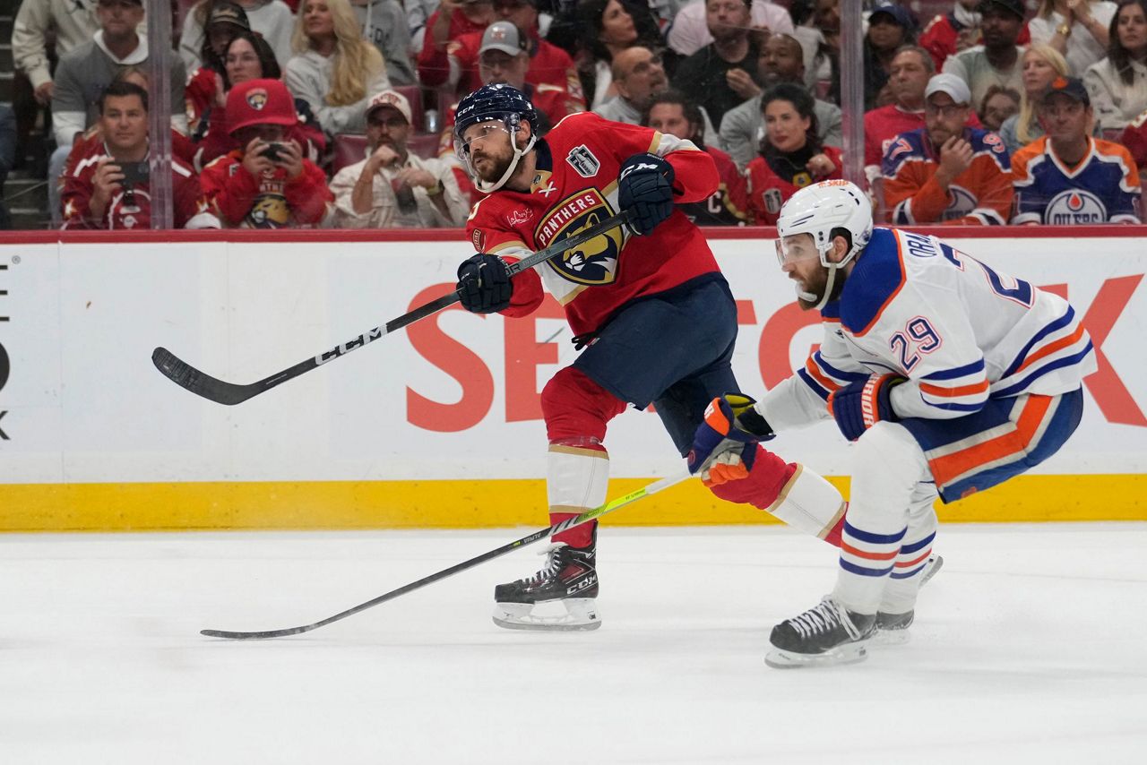 Jake Guentzel signs with the Lightning hours before NHL free agency opens