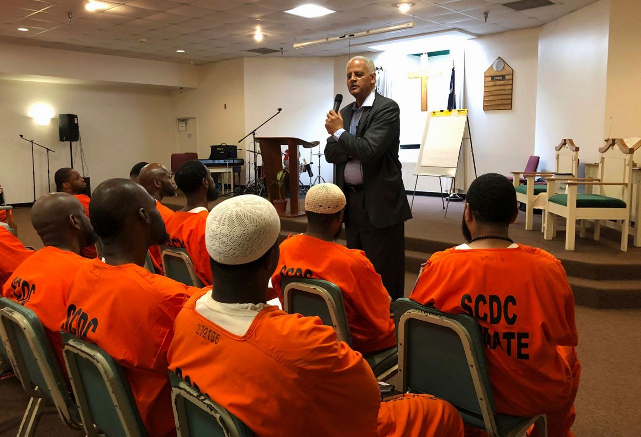 Stedman Graham visits prison for leadership talk to inmates