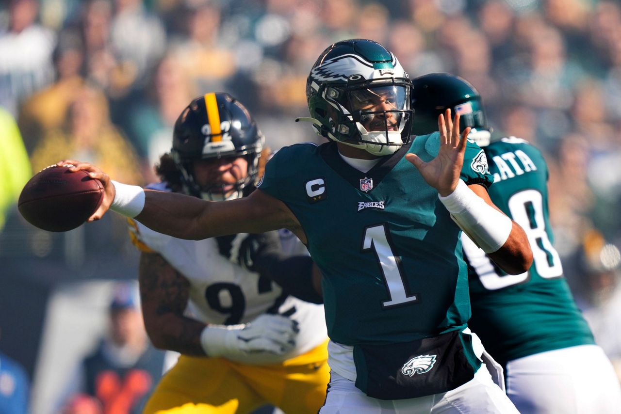 Hurts, Brown power unbeaten Eagles past Steelers 35-13